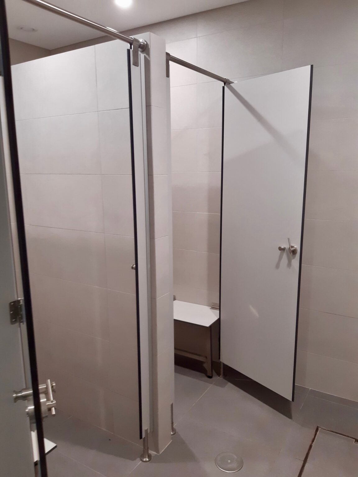 Cabines douches vestiaires | Fabrication sur mesure | Le Mobilier Stratifié