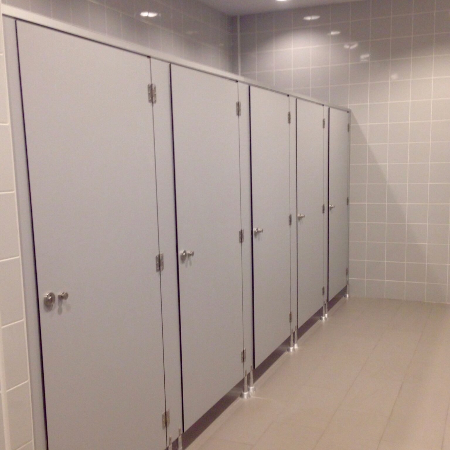 Cabines douches vestiaires | Fabrication sur mesure | Le Mobilier Stratifié