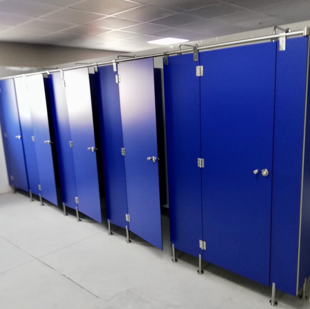 Cabines douches vestiaires | Fabrication sur mesure | Le Mobilier Stratifié