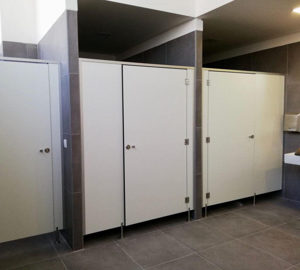 Cabines sanitaires collectives - Le Mobilier Stratifié aménageur d ...