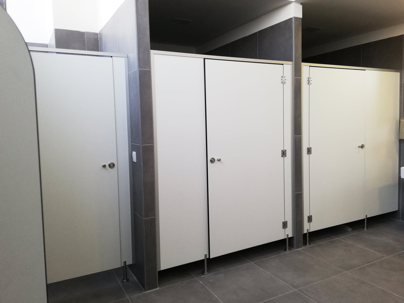 Cabines PMR pour douches | Solutions accessibles | Le Mobilier Stratifié